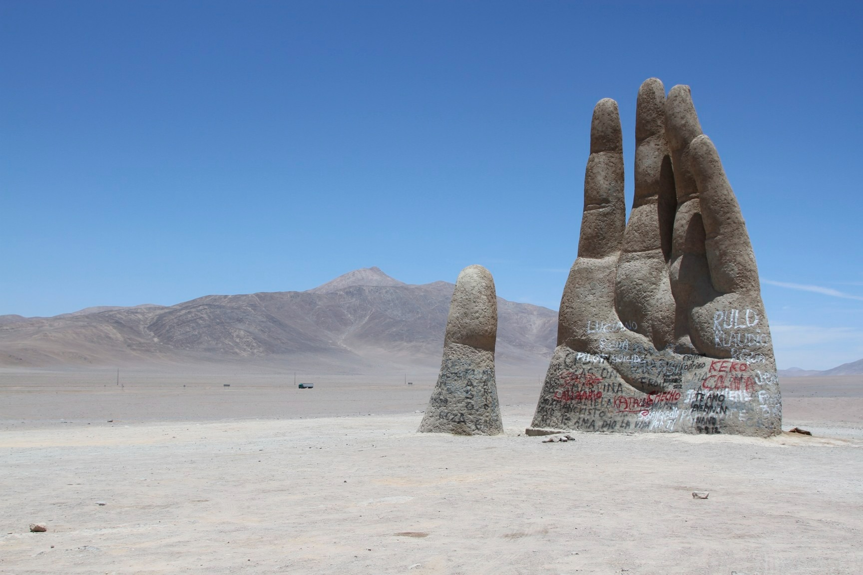 Why did a giant hand stretch out in the Chilean desert? - iNEWS