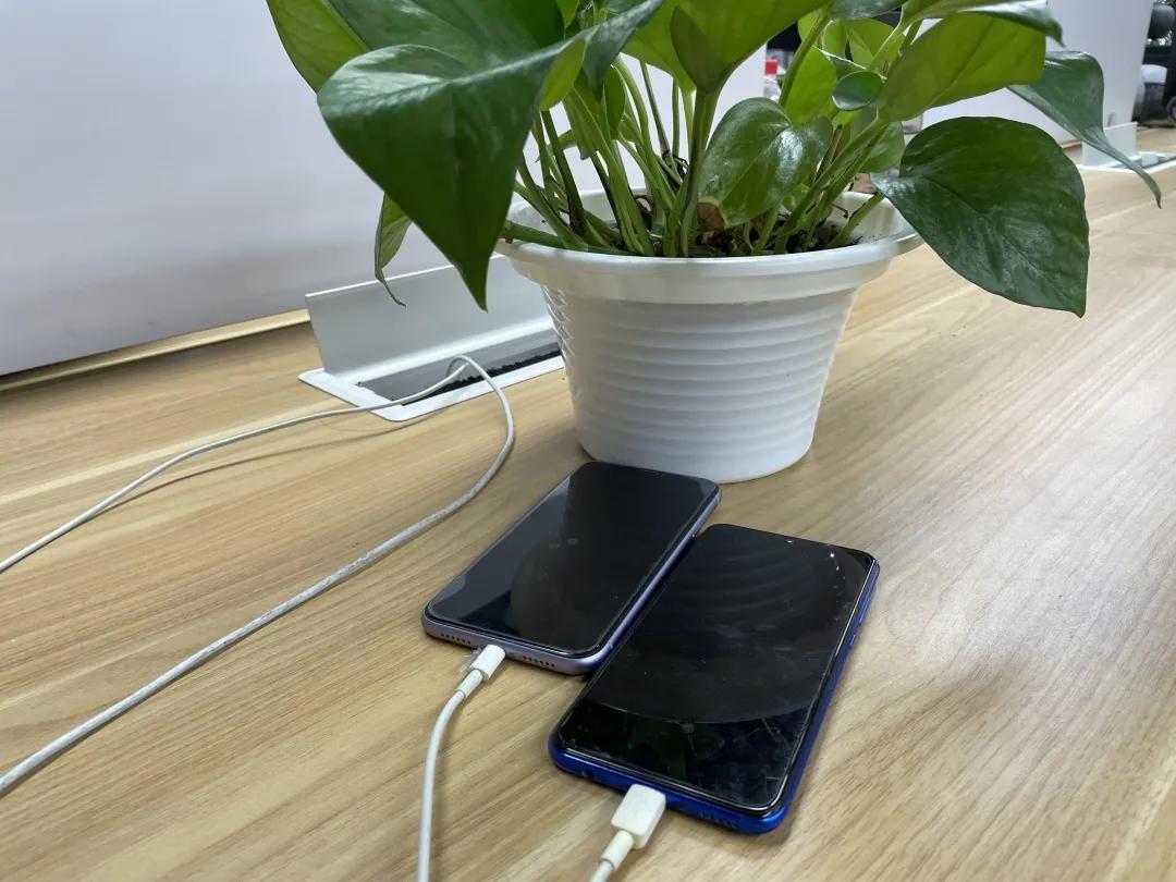 Why are the mobile phone charging ports at the bottom?The truth is here ...