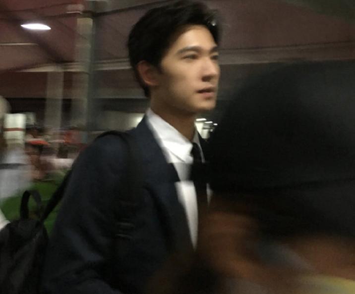 What does Yang Yang look like in real life?Appearing at the backstage ...