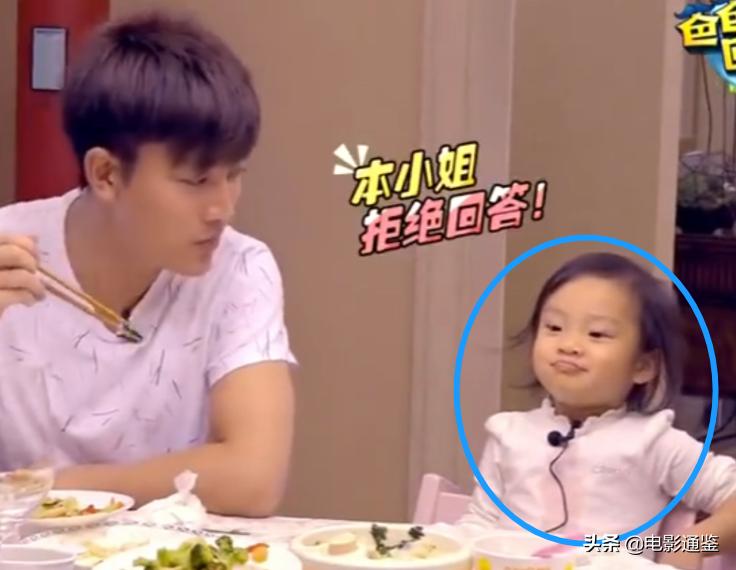 8-year-old Jia Yunxin walked the stage show, her mother Li Xiaolu's ...