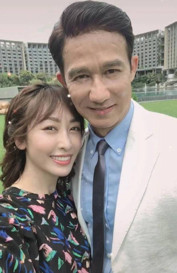 61-year-old Li Zixiong and his 23-year-old wife sprinkled sweets to ...