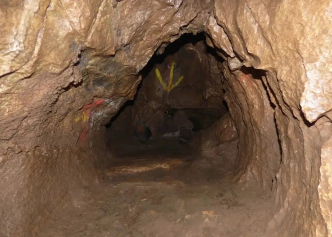 A mysterious map brings a large number of visitors to the Hell Cavern ...