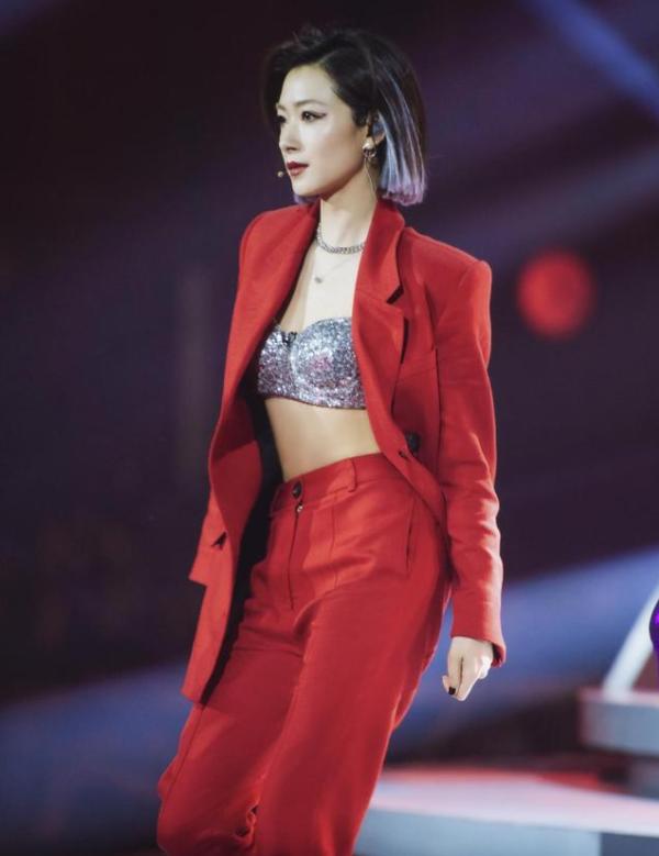 Wan Qian's performance photos are too fanciful, she is super handsome ...