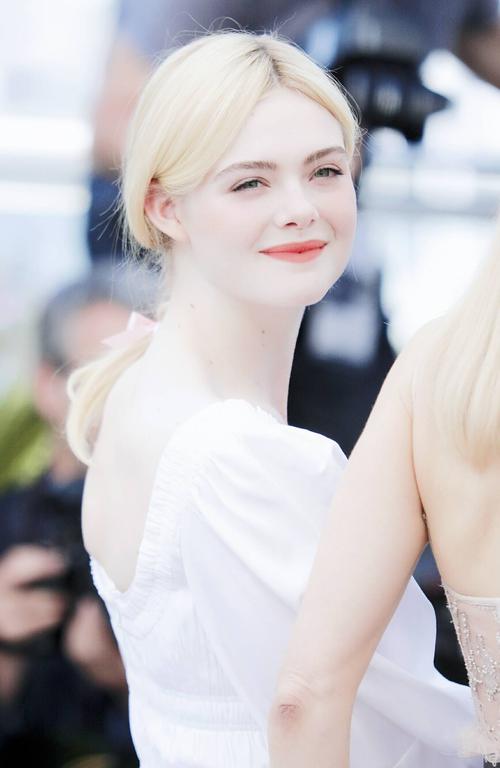 Elle Fanning: Angel Falling to the World - iNEWS