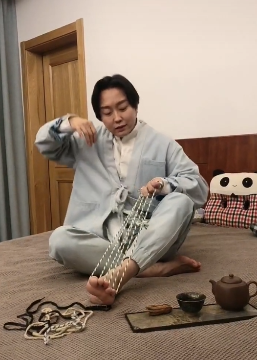 Li Yugang became a piece of paper? Same frame as Yu Wenhua and Liu Dacheng, but his face is ...