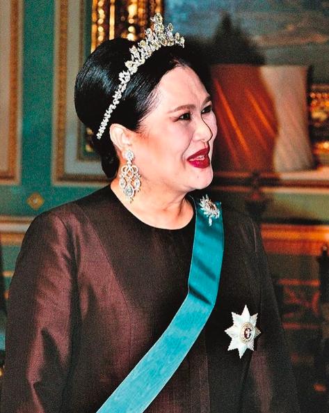 The 88-year-old Queen Sirikit is so fashionable!The crown studded with ...