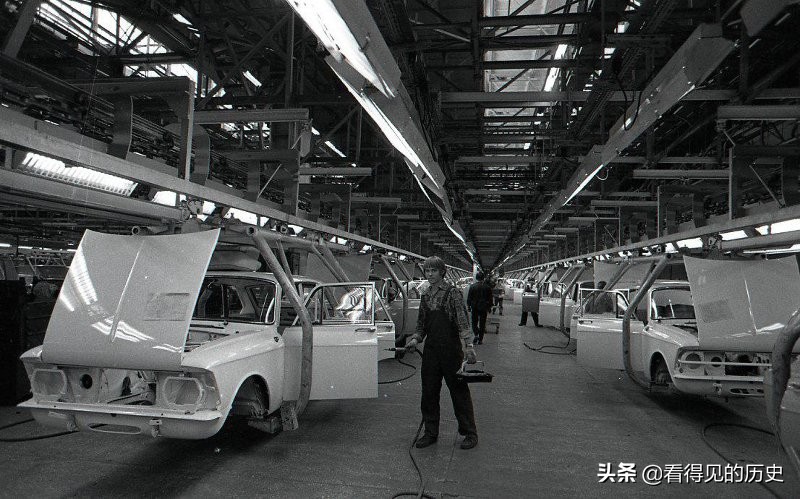Old photos. A large number of cars produced by the Soviet car factory ...