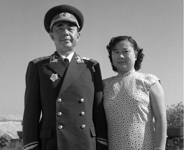 The difference in employment between Mao Zedong and Chiang Kai-shek is ...