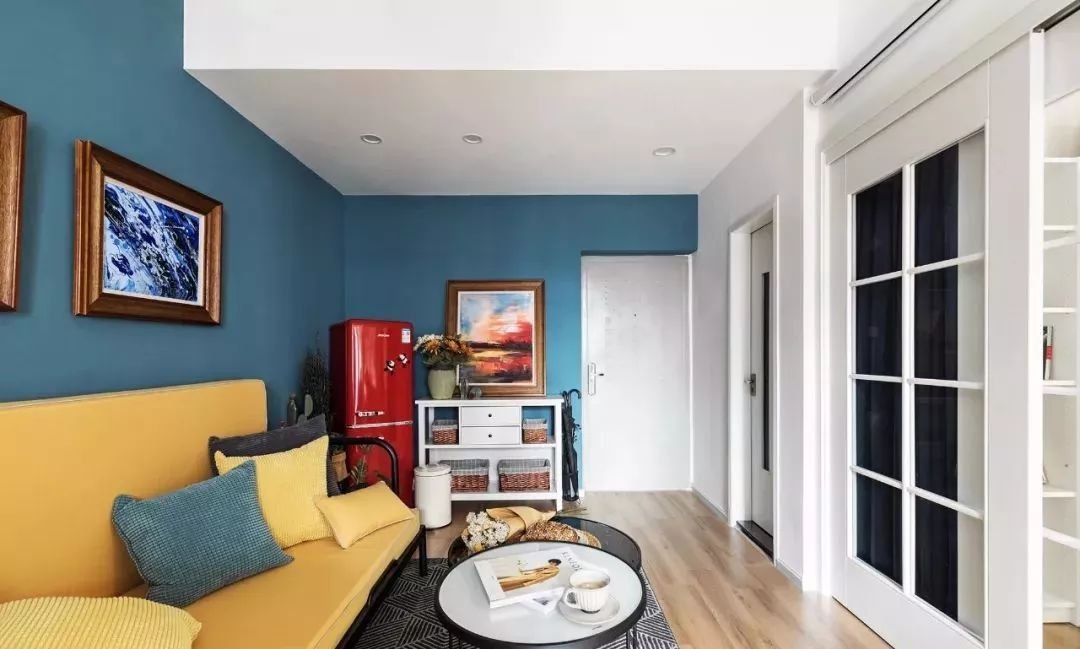 My friend's small apartment of 42 square meters, with gorgeous colors ...