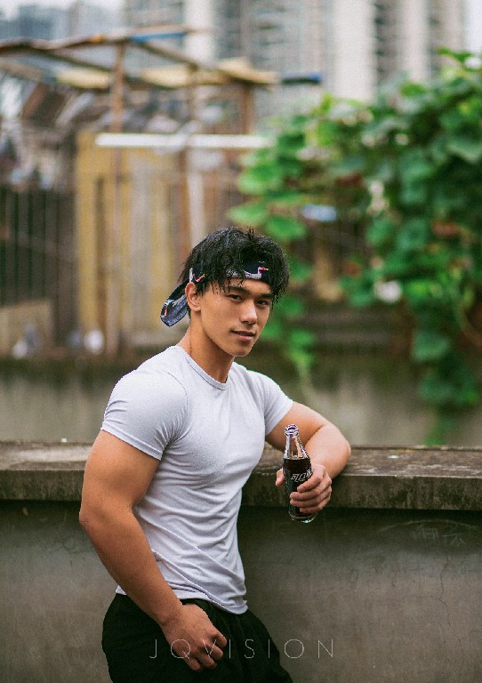 Brother Sunshine Zeng Haoran: Have a nice day alone - iNEWS