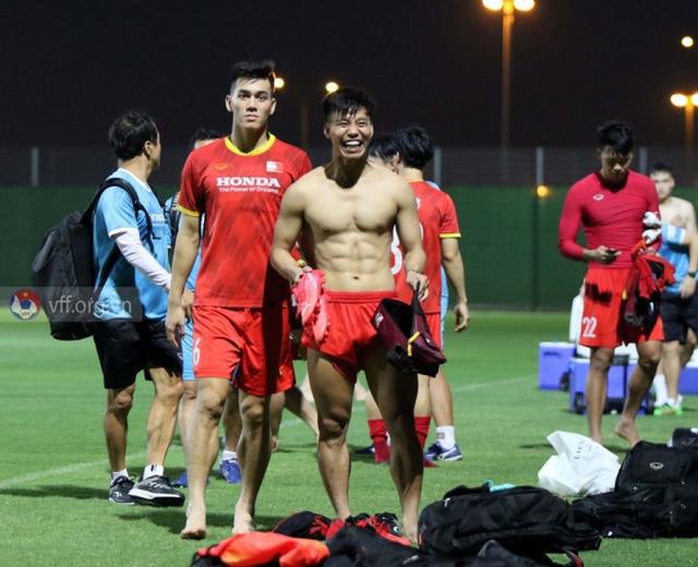 Show muscles!The Vietnam team is in a great mood to prepare before the ...