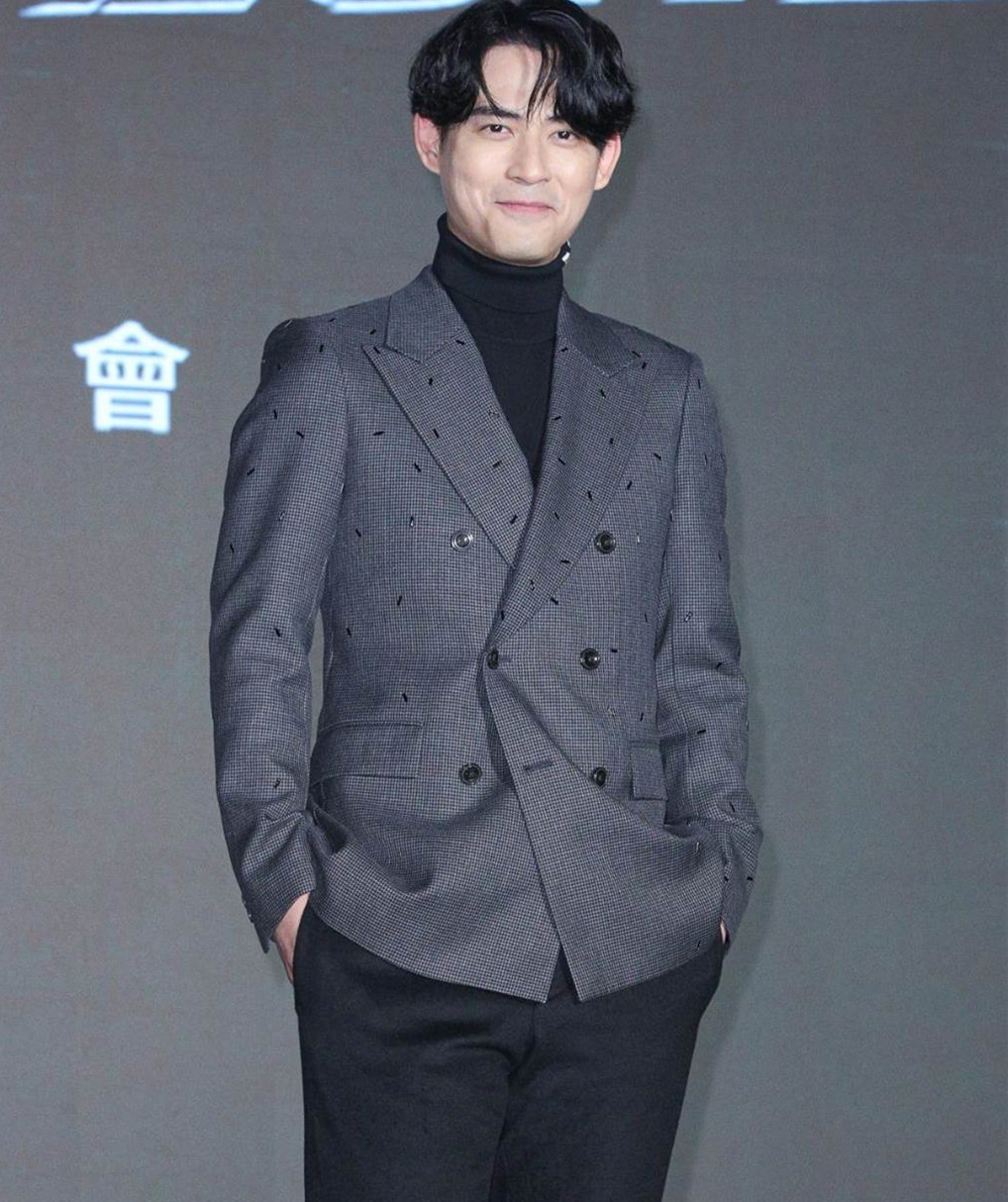 39-year-old Zhou Yimin attended the event and had a fat face. He rarely ...