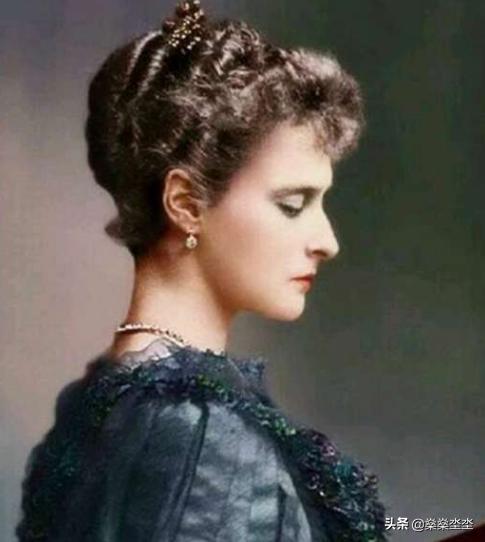 The beautiful and sad last queen of Russia ended her dynasty with her ...