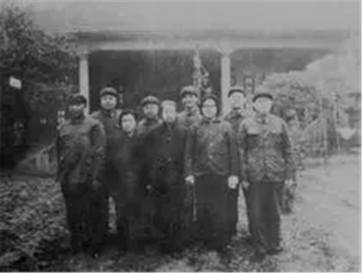 In 1965, when Peng Dehuai watched Deng Hua on a rainy night, he stood ...