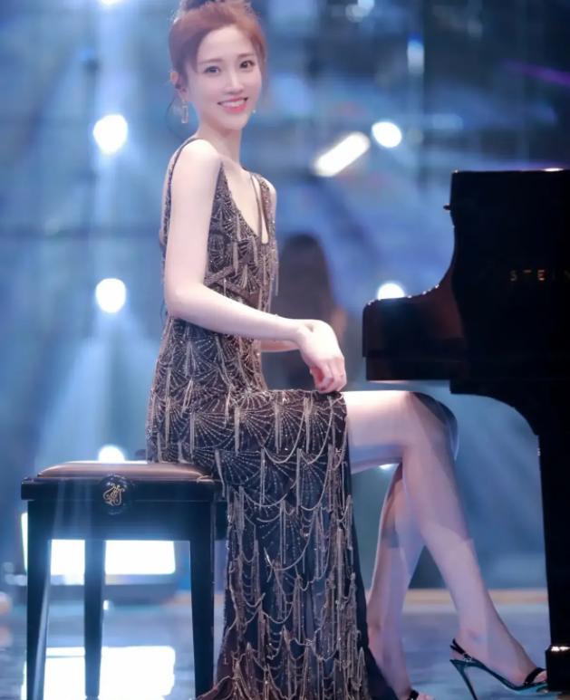 Feng Timo sits in front of the piano to take beautiful photos. He wears ...