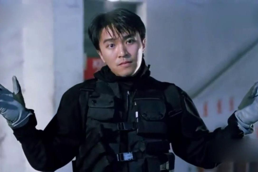 Consumers Stephen Chow, stepping on "Fighting Back to School" to cross ...