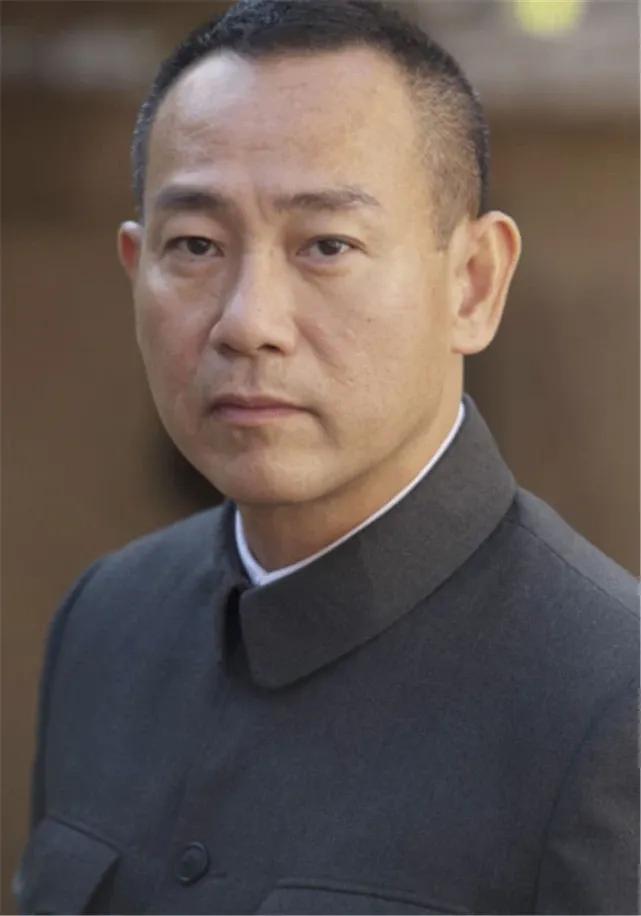 Lin Baoyi suspects a new love affair, meets a handsome guy for dinner ...