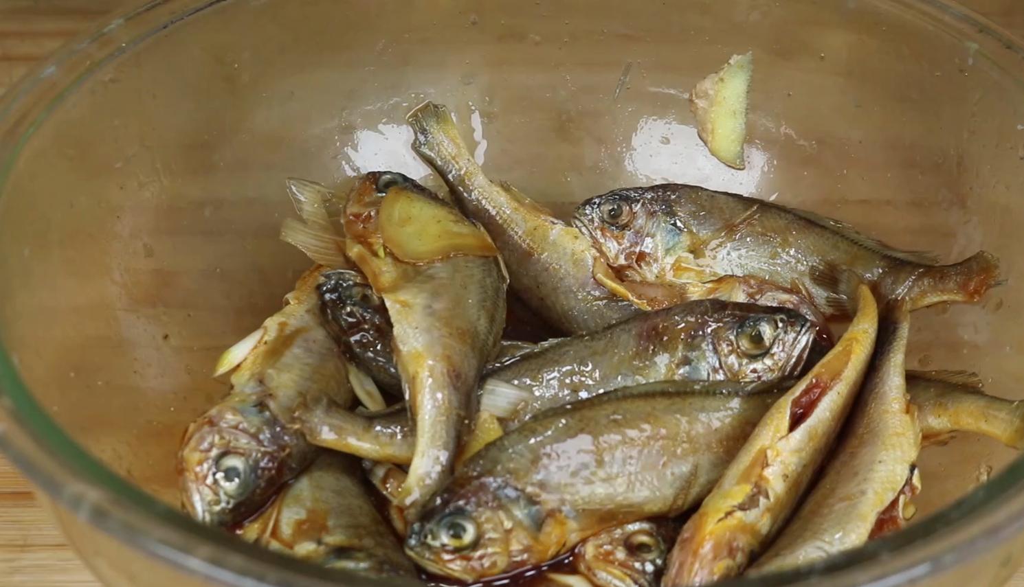 Starch or flour is used for fried fish. The chef teaches you how to do ...