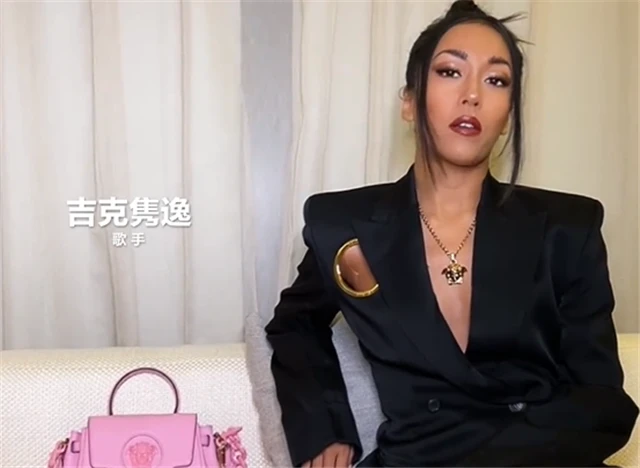 Yu Shuang and Song Yi appeared in the interview, and his appearance was ...