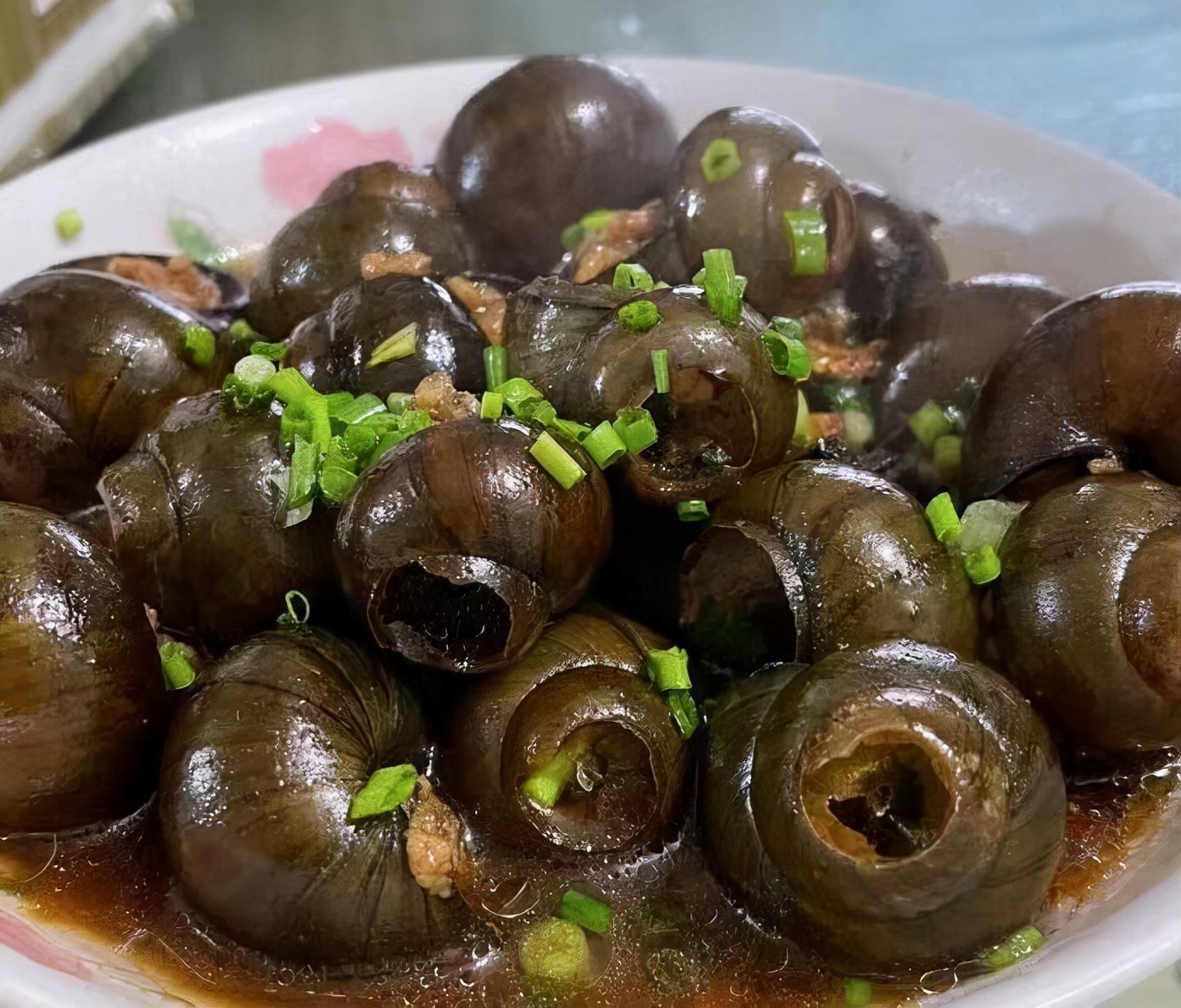 There is a small broken shop in a small Shanghai town that doesn't even ...