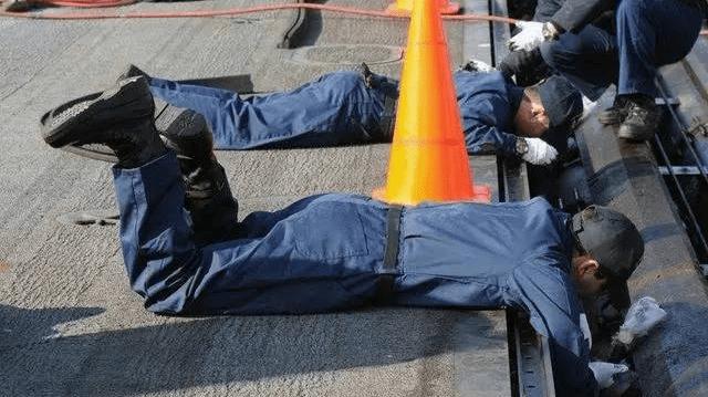 The U.S. military demonstrates the internal structure and maintenance ...