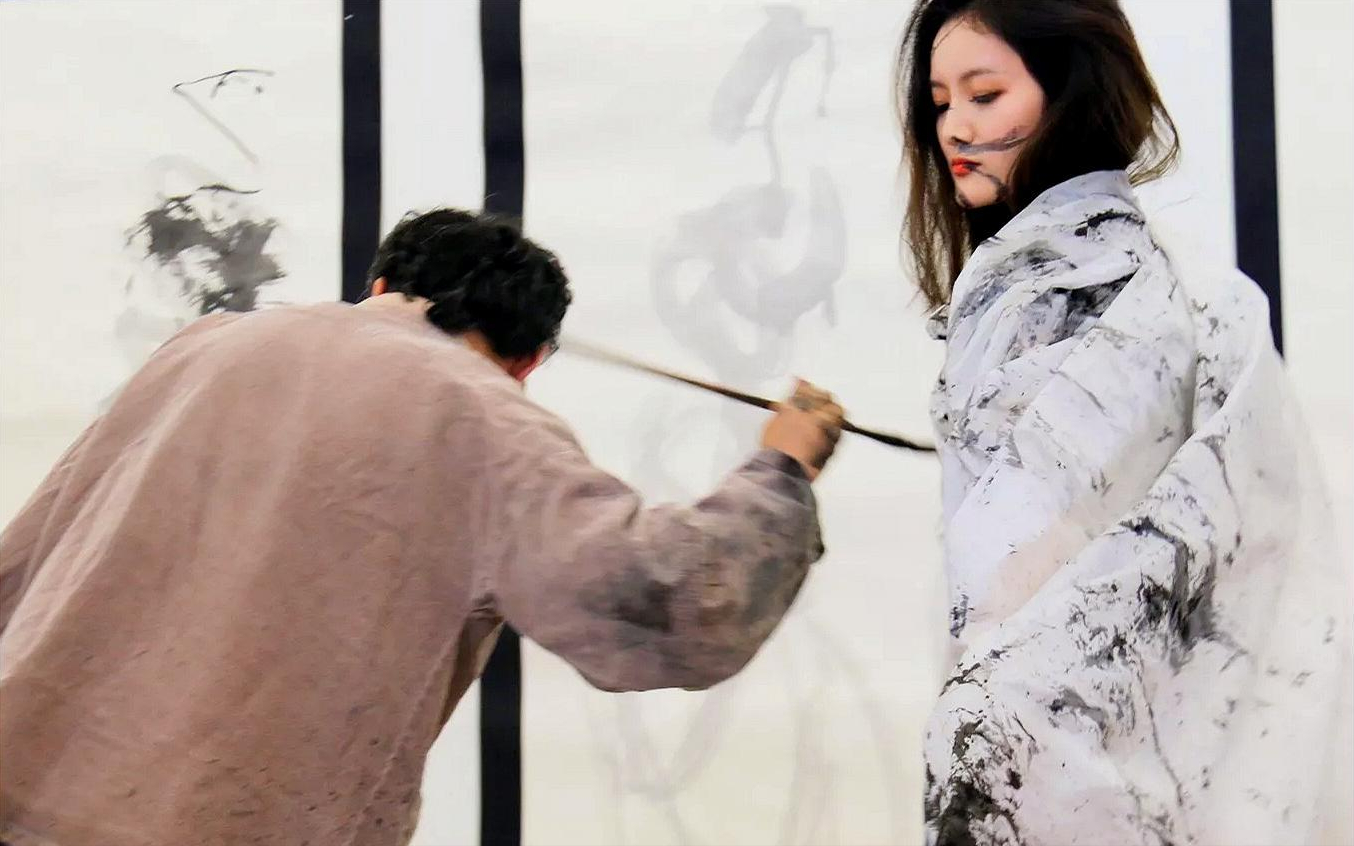 The professor practices calligraphy on beautiful women!Expert: The body ...