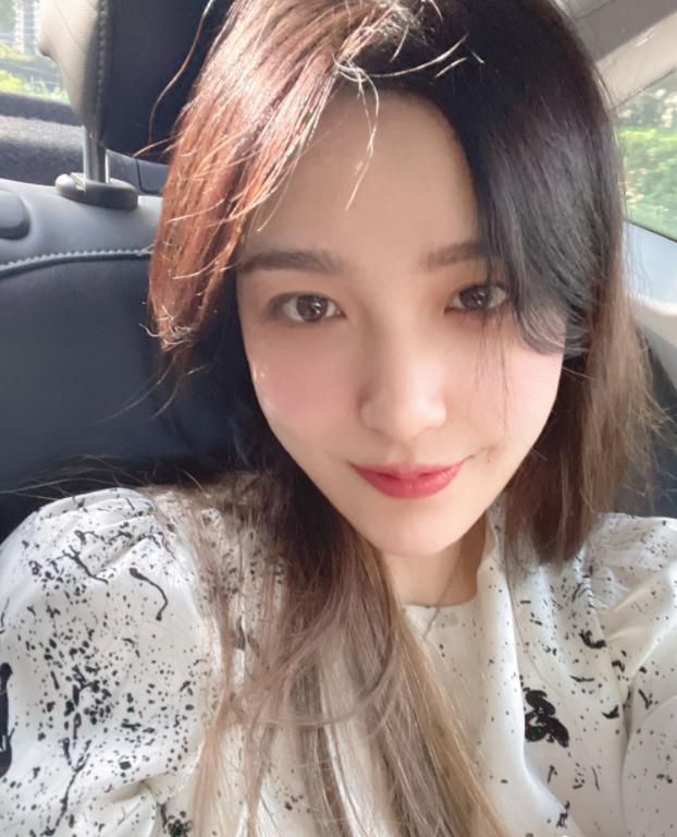 LPL female commentator Rita and LCK hostess Lee Jung Hyun, whose ...