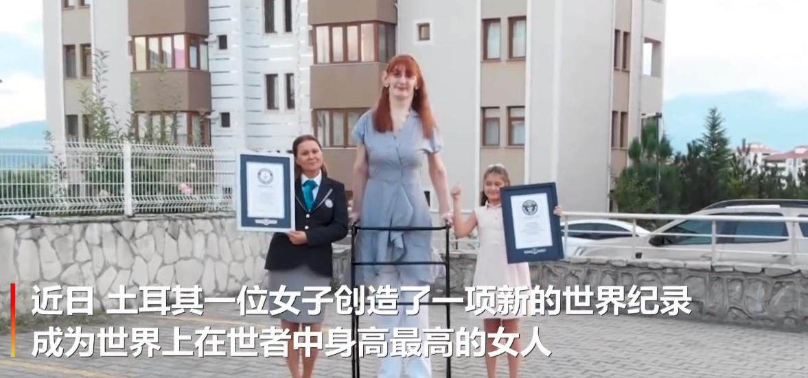 The tallest woman in the world is 2.15 meters tall, breaking the ...