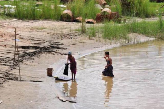 A phenomenon unique to Myanmar. Women bathe in the river. Tourists say ...