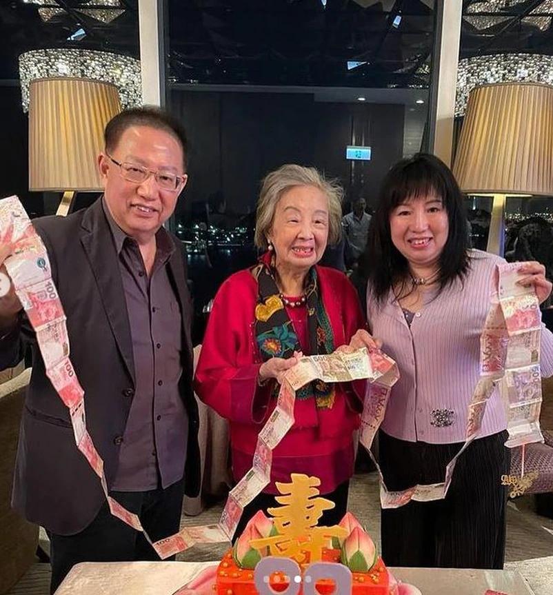 Mei Xiaoqing sent money cakes to celebrate Mommy's birthday, the 89 ...