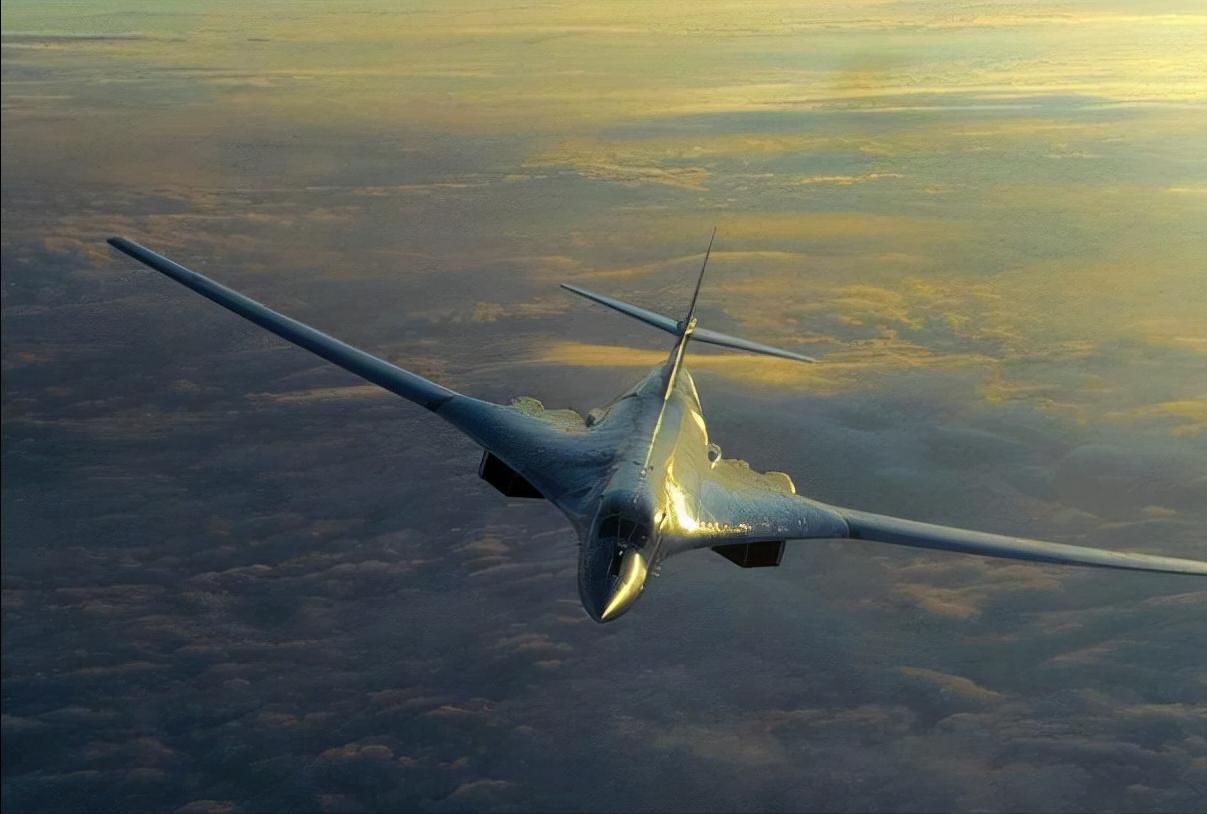 How fast is the Tu-160 bomber?It's so fast that you can't even catch up ...