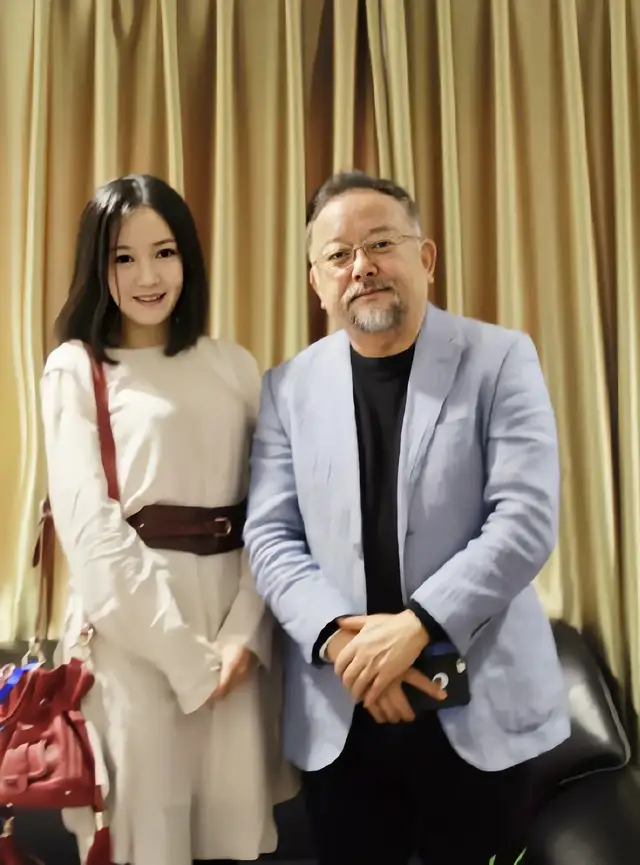 Wang Gang took a photo with his wife. Wang Gang is indeed quite old ...