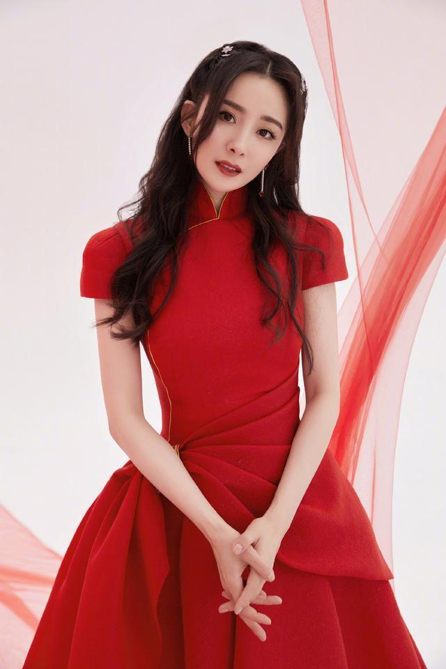 Yang Mi's CCTV Spring Festival Gala debut, wearing a red cheongsam ...