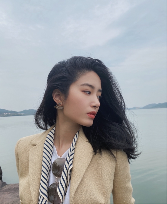 "Feng Girl" Yang Caiyu is really temperament, wearing a suit with a ...