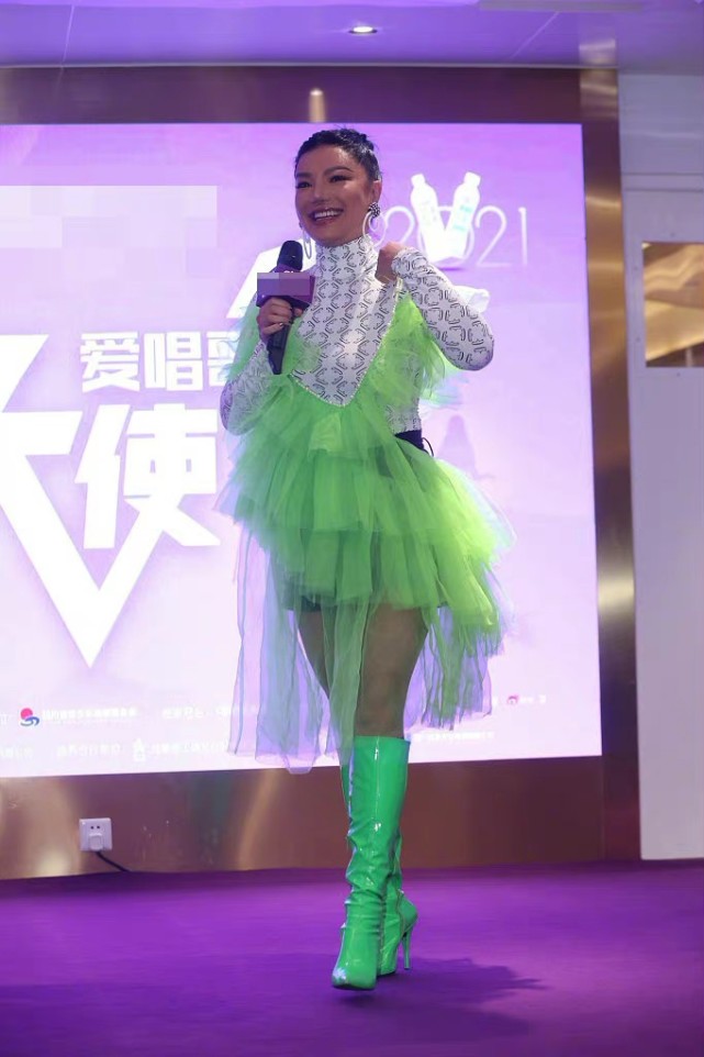 Jiang Yingrong wears too "hot eyes", Jike Junyi has the same dark skin ...