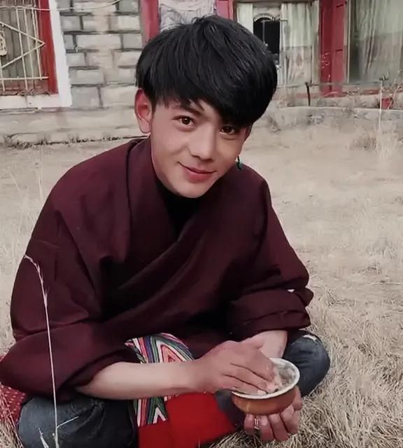 Ding Zhen is handsome and upgraded. Wearing a suit is too eye-catching ...