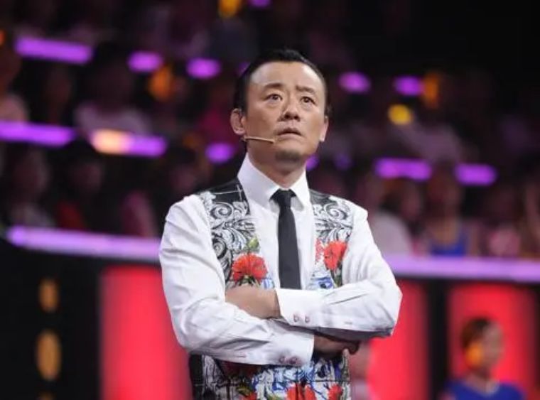 After many years of silence, 54-year-old Zhou Libo appeared in a high profile and invited a ...