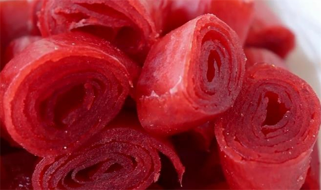 Homemade hawthorn cakes and hawthorn rolls are hand-made, simple and ...