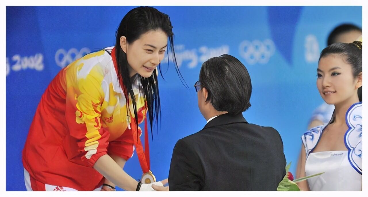 A group photo of Guo Jingjing's family of six traveling: a low-key and ...