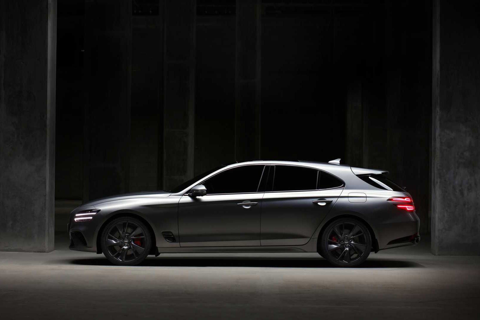 Genesis's first station wagon official image released, Genesis G70 ...