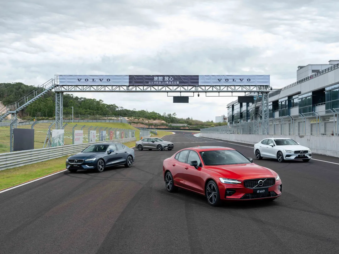 Volvo S60: 250 horsepower + 8AT, crystal handlebar, 19-inch wheels!New ...