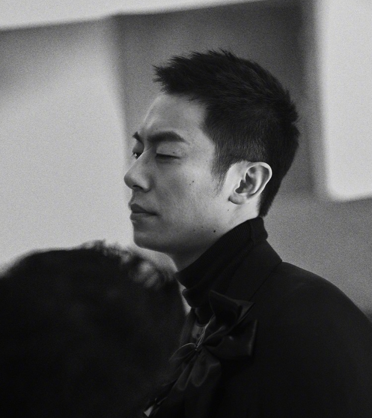 The director loves "old and young love"?After Chen Jianbin and Li ...