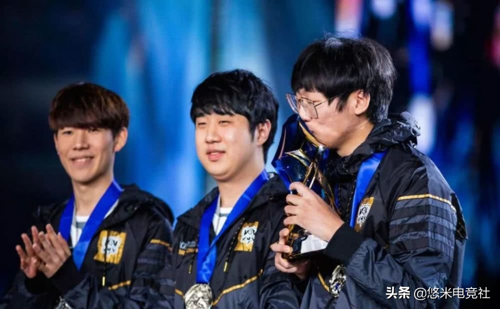 Recognized by FMVP!OMG jungler Aki takes a photo with King Ning, fans ...