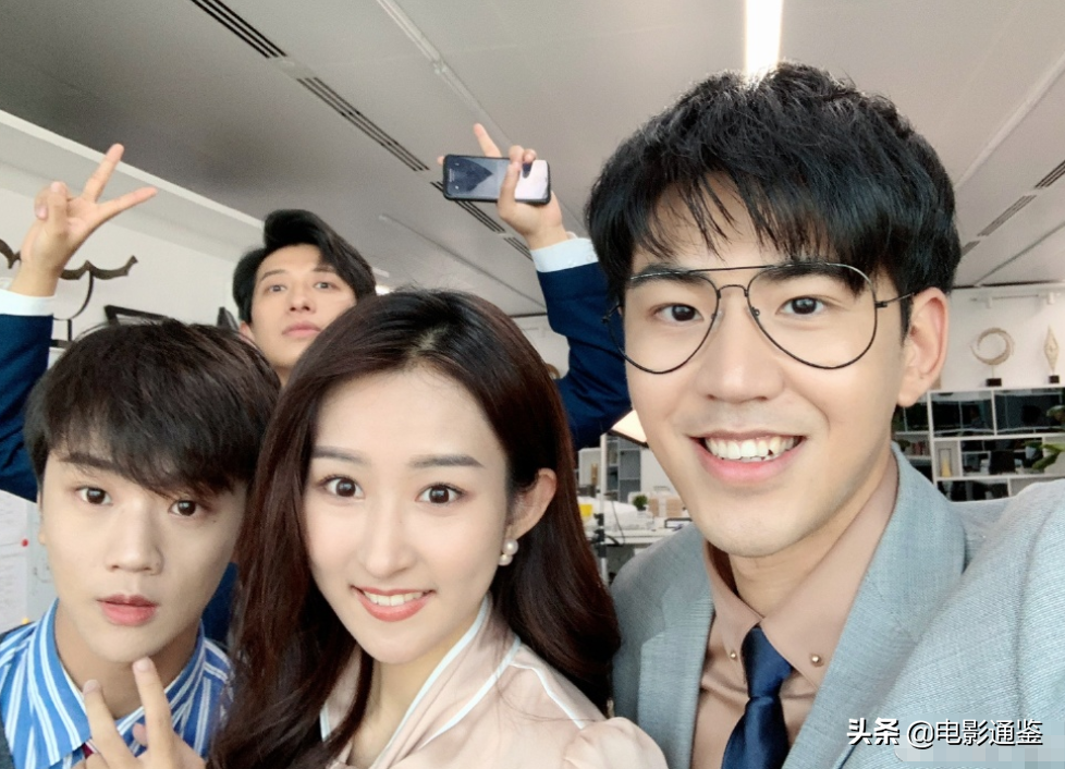 Offer intern to shoot the cover, Jin Ye Yingfei's camera feels ...