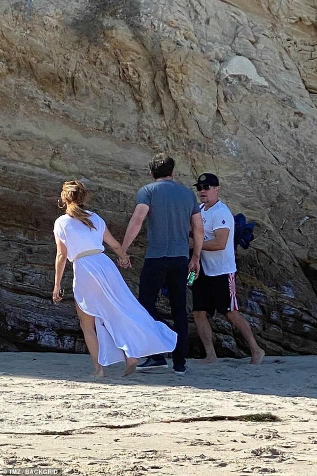 Big Ben holds his girlfriend Jennifer, "good friend" Matt Damon closely ...