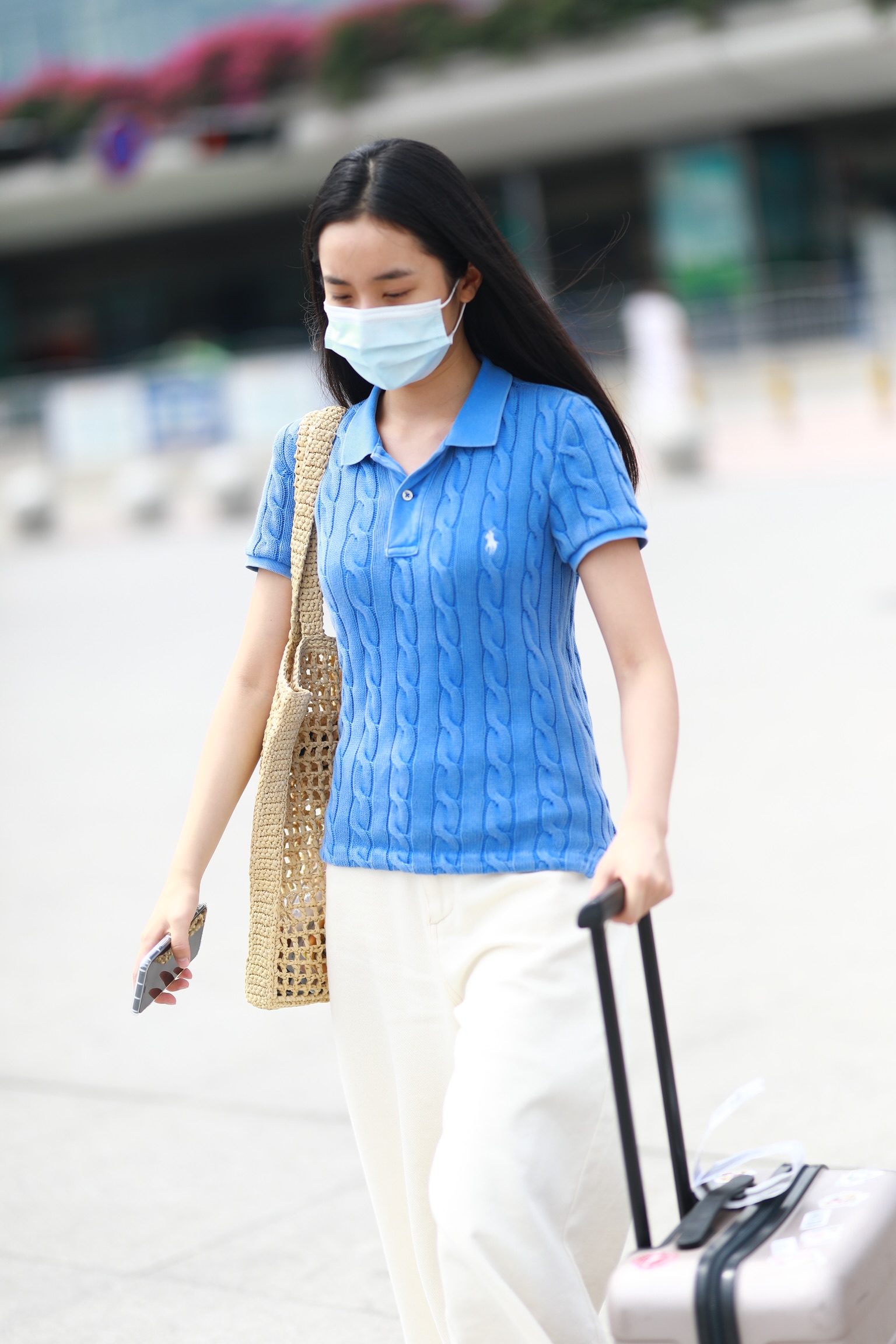 Fan Shiran appeared in the airport in simple dress, blue and white ...