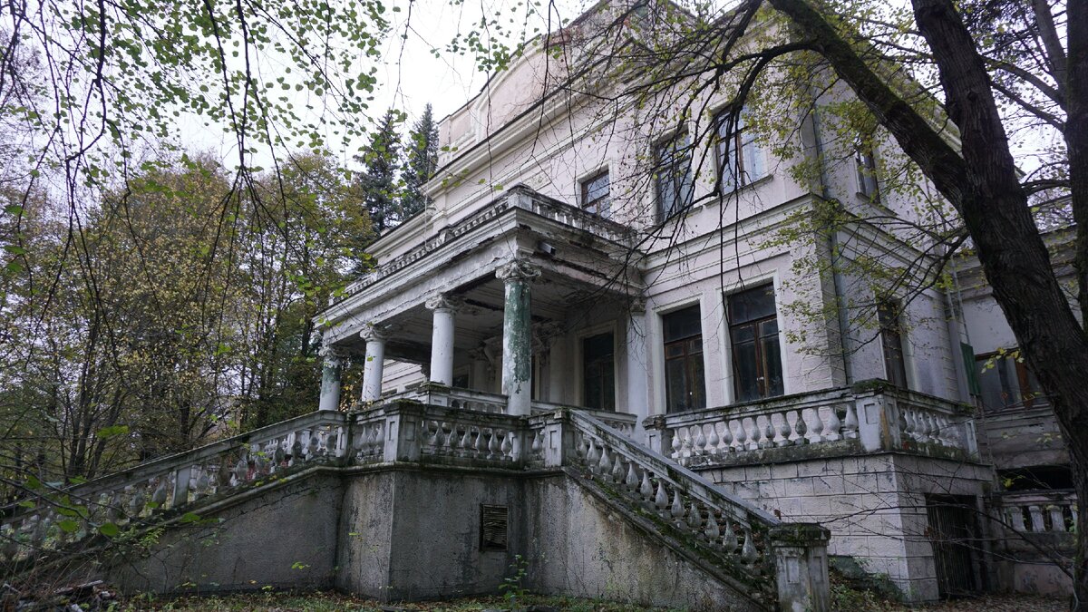 Abandoned Stalin Villa: The swimming pool must be sea water, almost ...