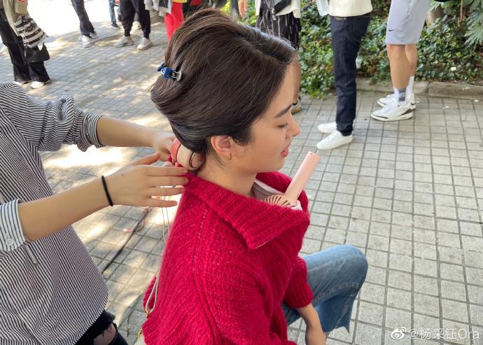 All Stars Fancy Business Free August!Yang Yang takes a selfie with ...