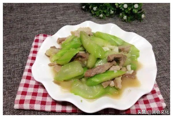 Eating loofah to cool down the heat and heat, so many ways to eat ...