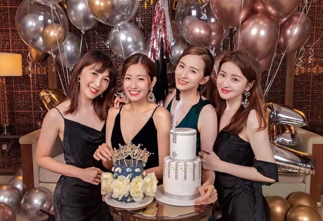 Eye-catching!"Spicy Moms" held a Virgo birthday party, all in deep V ...